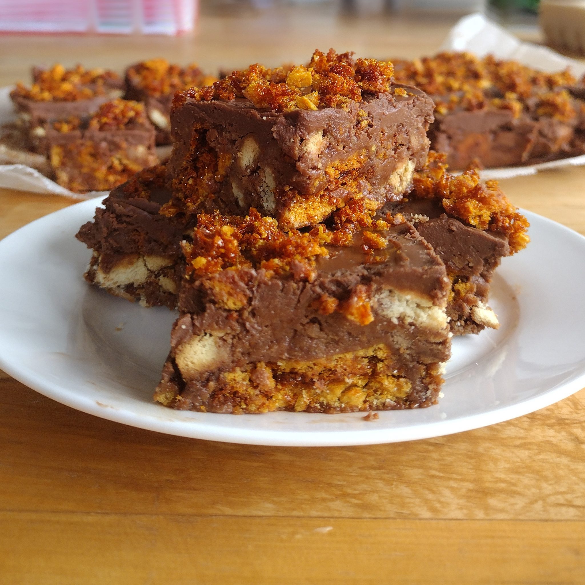 Chocolate Honeycomb Slice (Crunchie style) - Suzanne Bakes